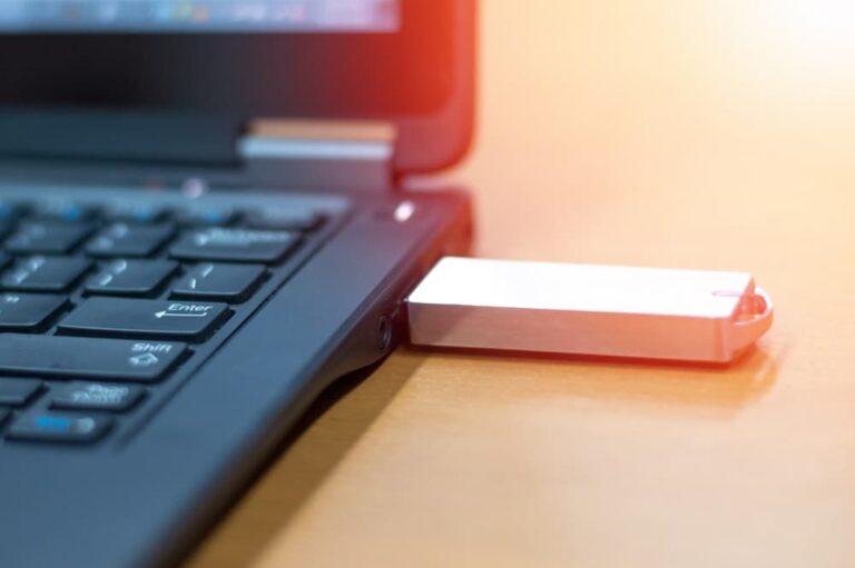 Create Windows 11 25H2 Installation Media (2 Different ways)